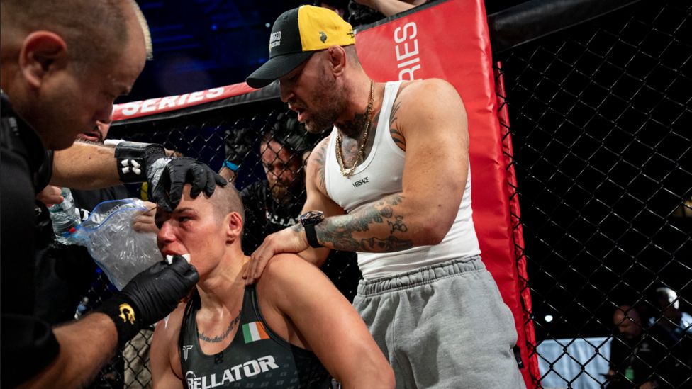 Bellator Dublin: Paul Hughes defeats Bobby King on debut - BBC Sport