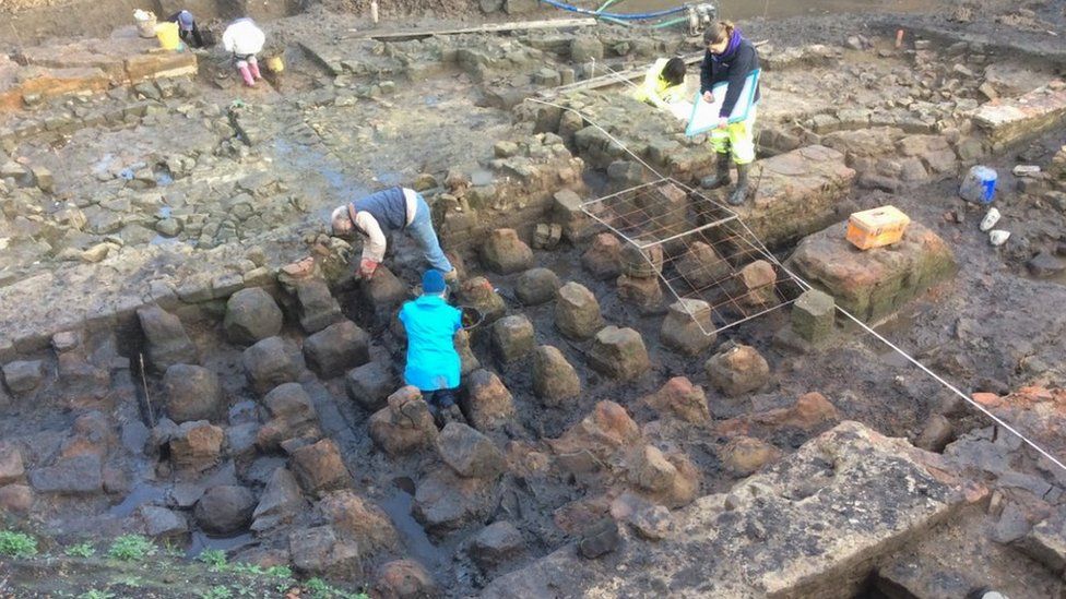 Segedunum exhibition uncovers 'lost' Hadrian's Wall - BBC News