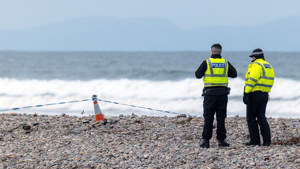 Police seal off Moray beach after unexploded bomb found - BBC News