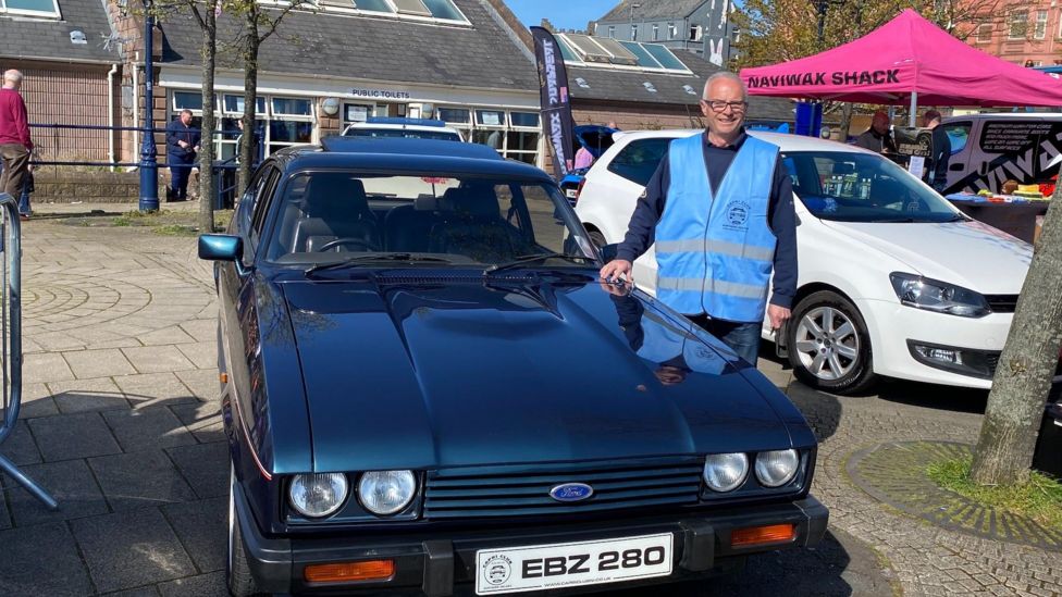 Classic car fans aim to drive forward nostalgia - BBC News