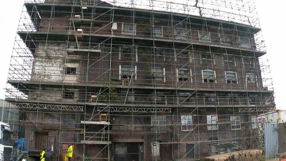 Smethwick glassworks: Celebration to mark 200th birthday - BBC News