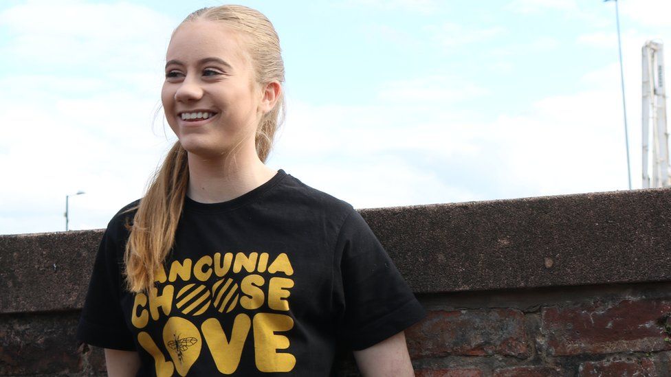 'Writing was therapy' for Manchester bomb survivor - BBC News