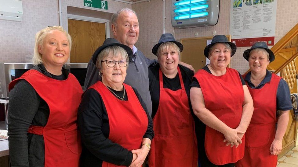 Costau ynni yn peryglu dyfodol clwb gweithwyr Y Tymbl - BBC Cymru Fyw