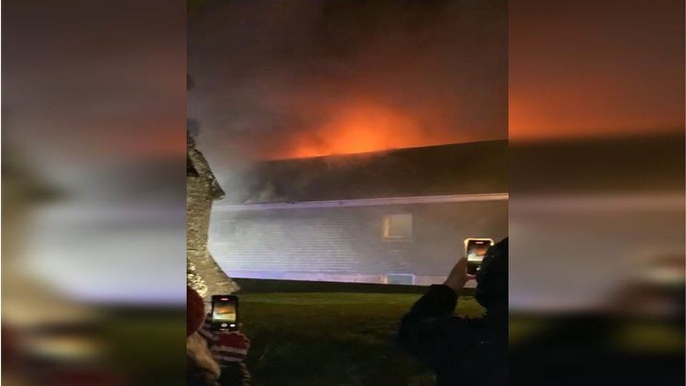 St Ives seafront fire erupts - BBC News