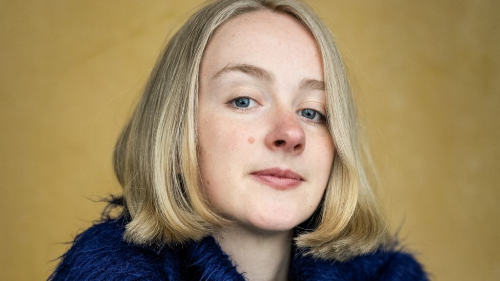 Actress returns home for Derbyshire-set comedy - BBC News