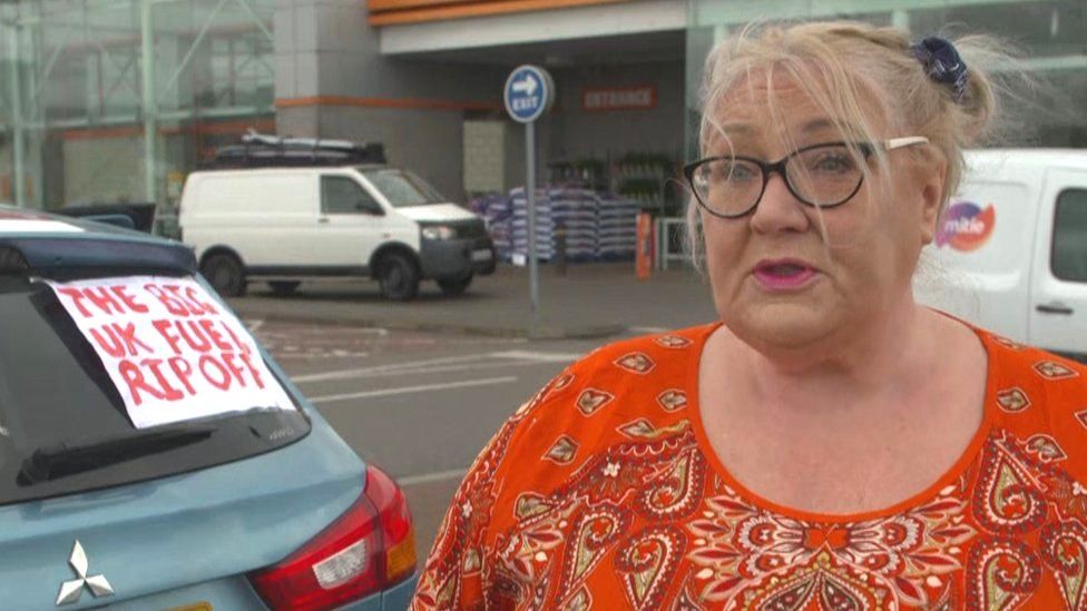 Fuel protests cause traffic queues in Scotland - BBC News