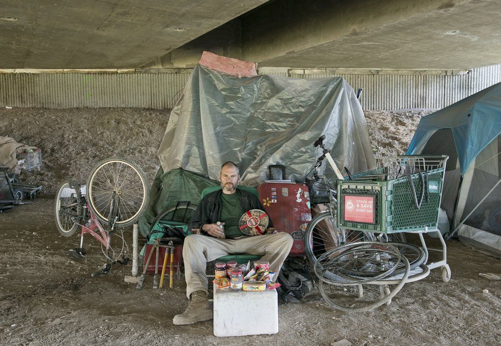 Photographing the things homeless people in California own - BBC News