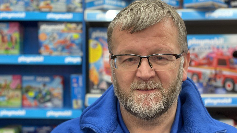 Supplier to shopper: Will shortages and rising costs affect Christmas? - BBC News