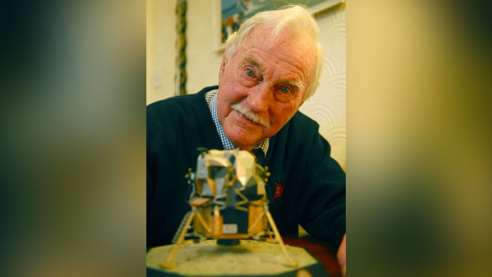 Y Cymro a ddyfeisiodd ran o long ofod Apollo 11 - BBC Cymru Fyw