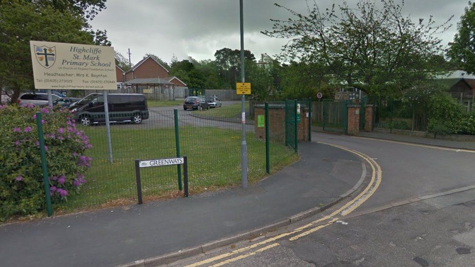 Arrest over knife threat near Highcliffe primary school - BBC News