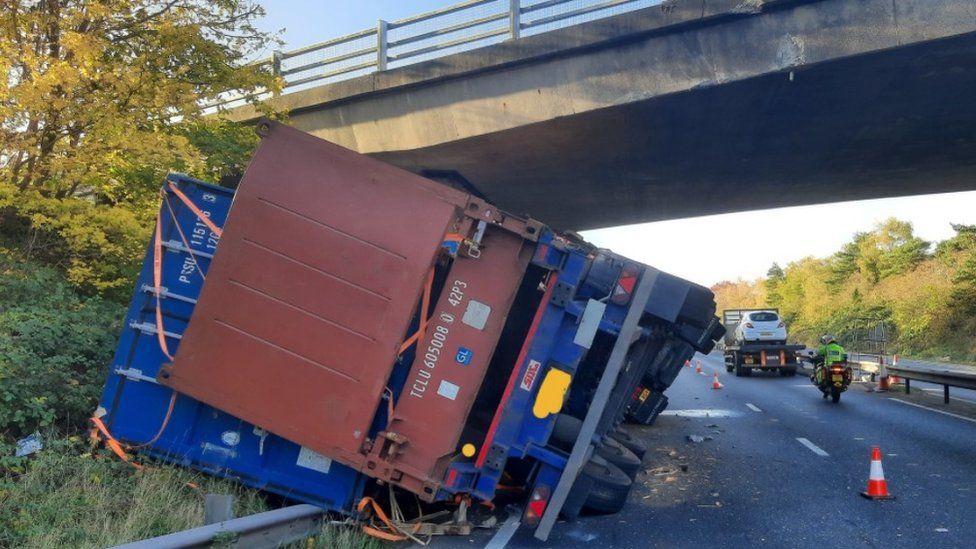 Road reopens after lorry hits bridge on A31 in Ringwood - BBC News