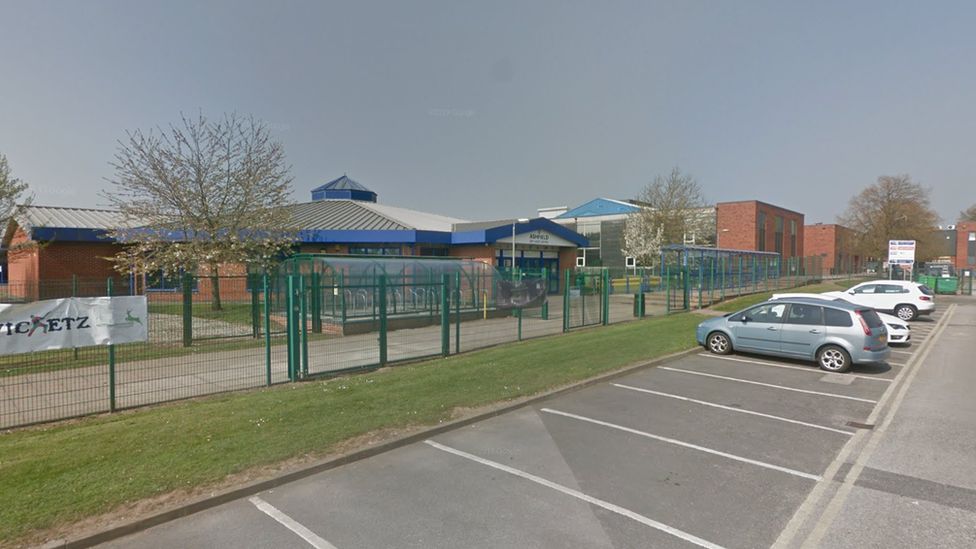 Nottinghamshire teacher struck off over girl's birthday cash - BBC News