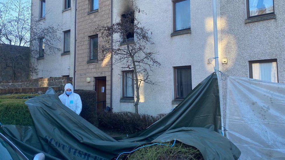Tribute paid to sisters who died in Aberdeen fire - BBC News