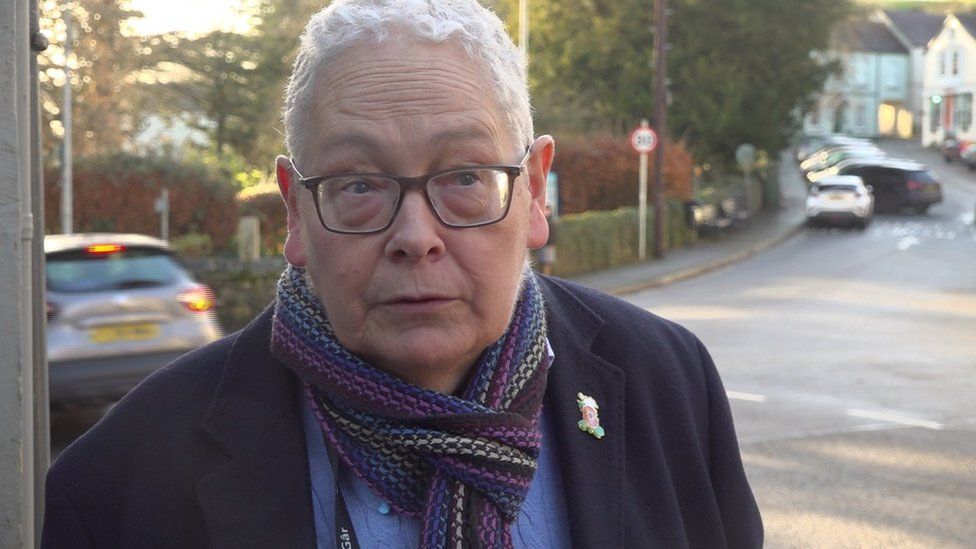 Rhagor o oedi i gynlluniau ffordd osgoi Llandeilo - BBC Cymru Fyw