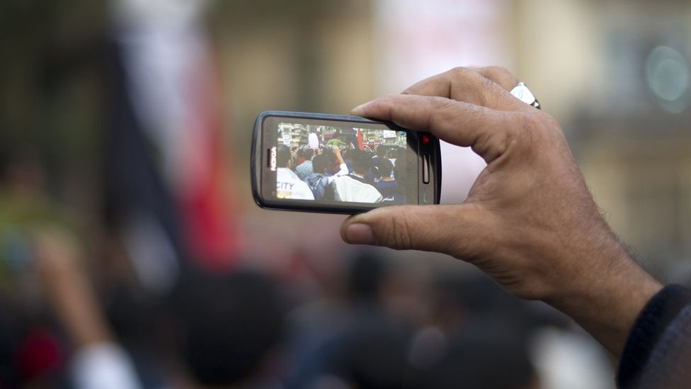 Why a policeman made us delete a photo from a phone - BBC News