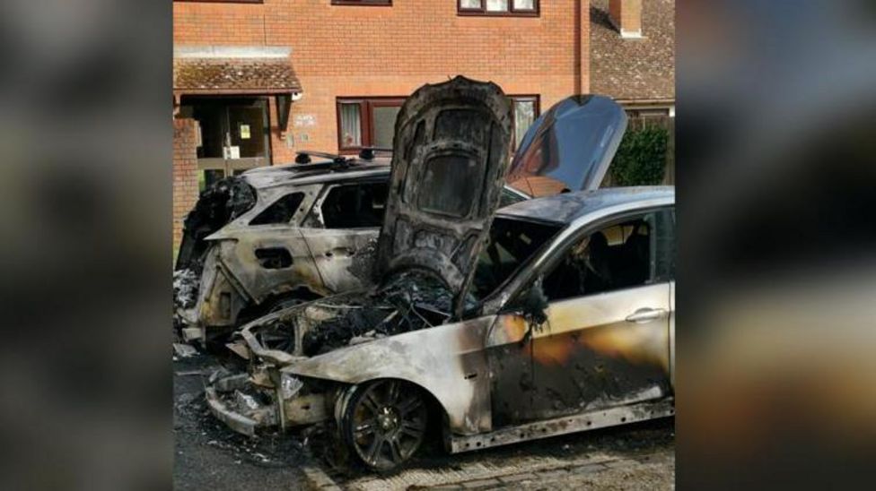 Sandwich: Multiple vehicles 'deliberately' set alight - BBC News