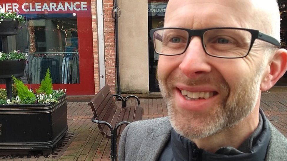 'I spend £400 on each of my five kids' - BBC News