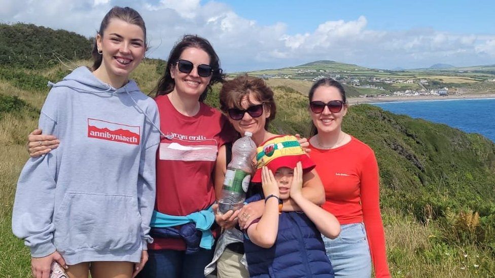 'Angen cefnogi cymdeithasau Cymraeg tramor' - BBC Cymru Fyw