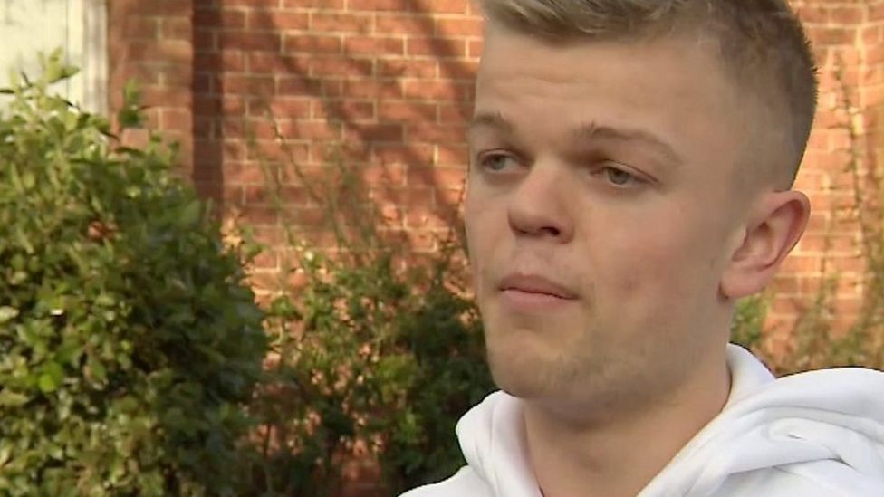 Dwarfism: Woman's battle against ignorance starts in schools - BBC News