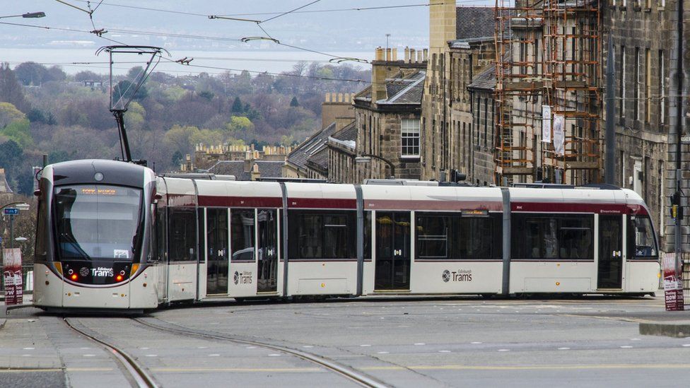 Scottish government report backs Edinburgh trams expansion - BBC News