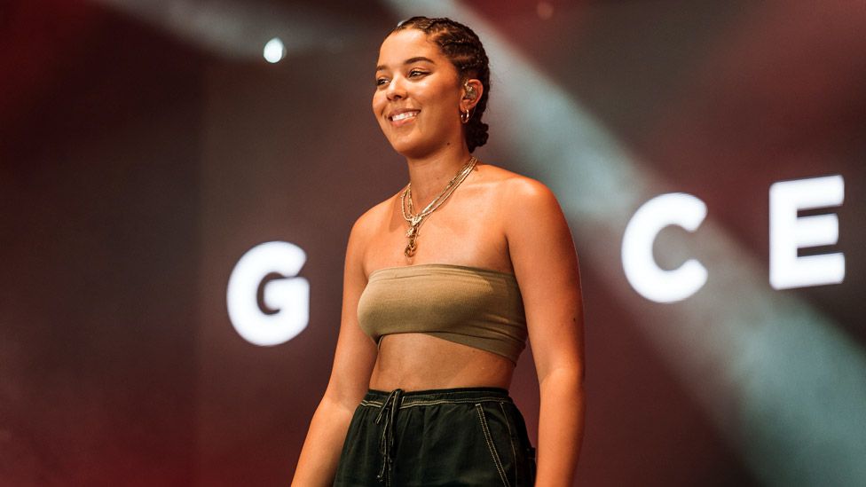 BBC Sound of 2019: Grace Carter interview - BBC News