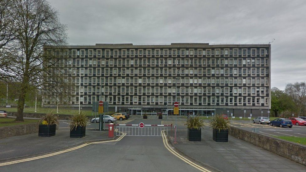 Teachers' fear over Flintshire school spending cap plan - BBC News