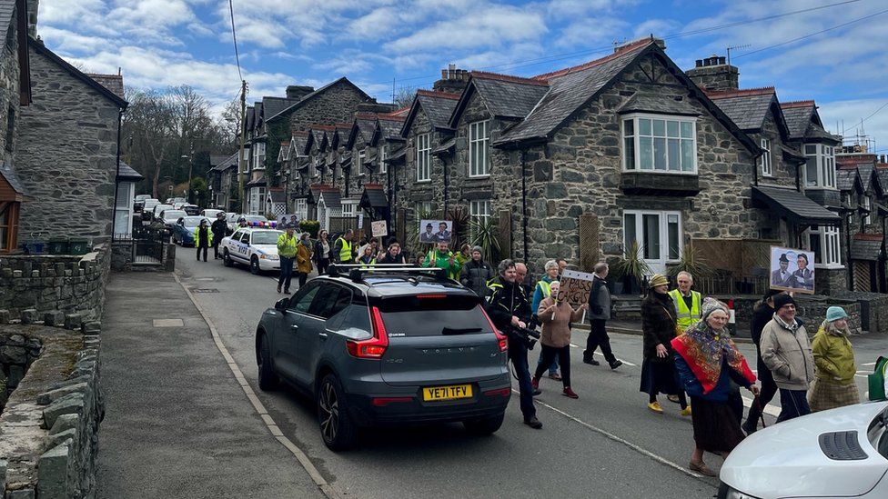 Galw eto am ailystyried ffordd osgoi yn Llanbedr - BBC Cymru Fyw