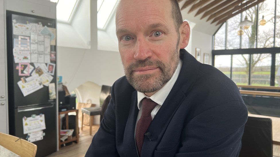 Meddygon yn dechrau tridiau o streic dros gyflogau - BBC Cymru Fyw