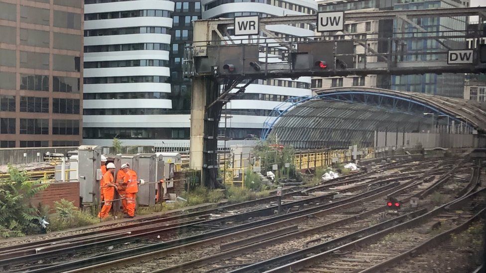 Nine London Waterloo platforms closed by lineside fire - BBC News