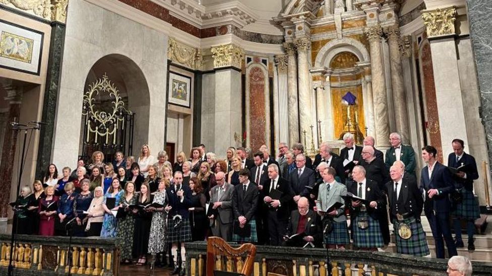 Glasgow gathering of gold medal-winning Gaelic singers - BBC News