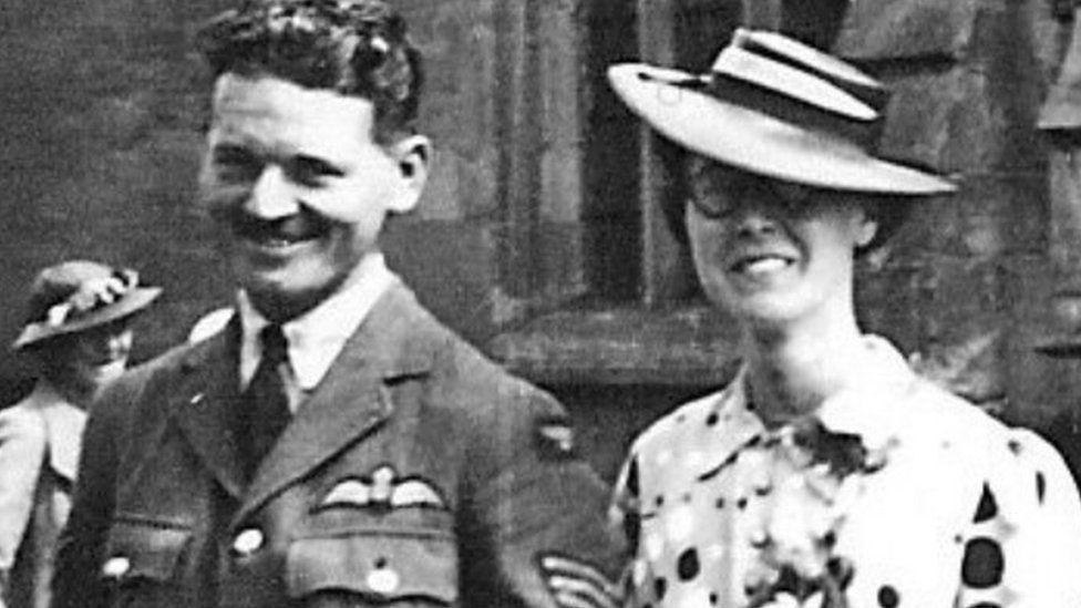 Ronald Morley: How Leicester airman escaped WW2 capture - BBC News