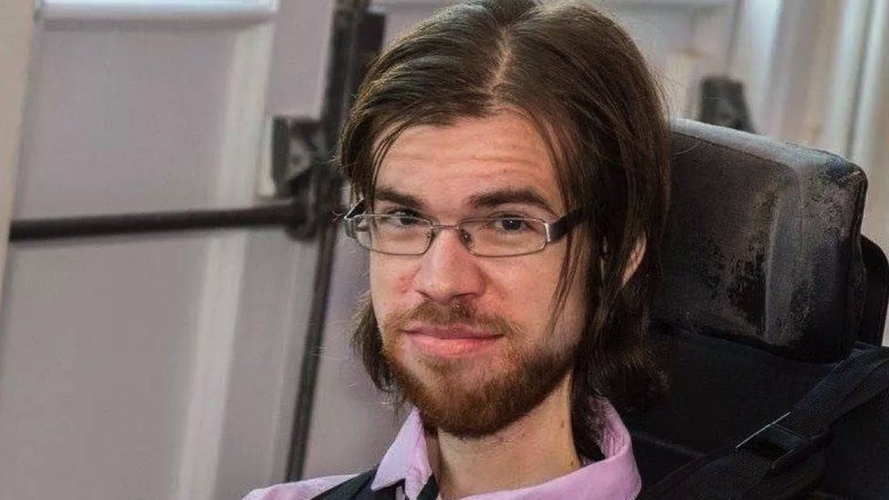 Dyddiadur Rhys: Hunan-ynysu gydag anabledd - BBC Cymru Fyw