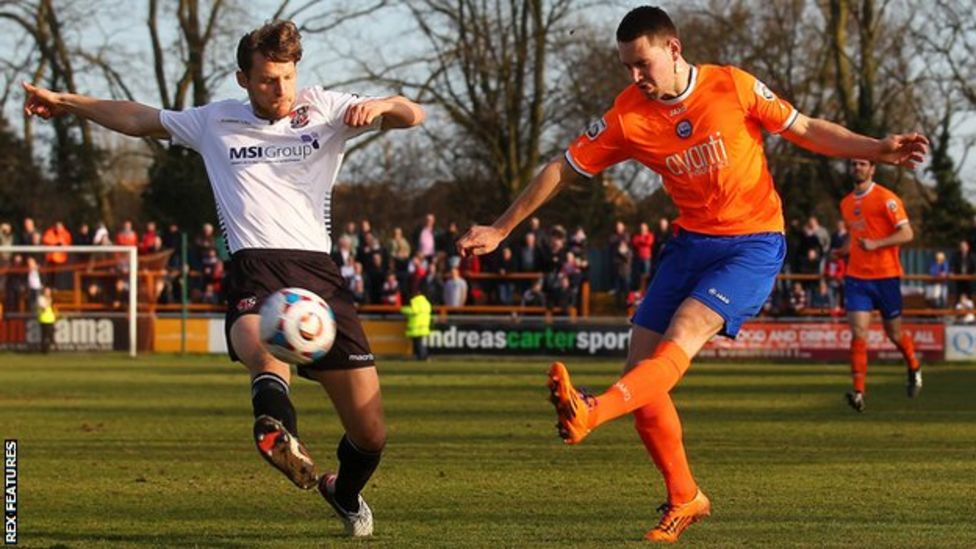 Dan Sparkes: Torquay United sign Braintree Town winger - BBC Sport