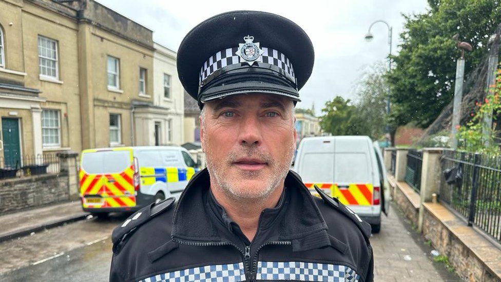 Bristol: Teenager dies in hospital after being found injured - BBC News