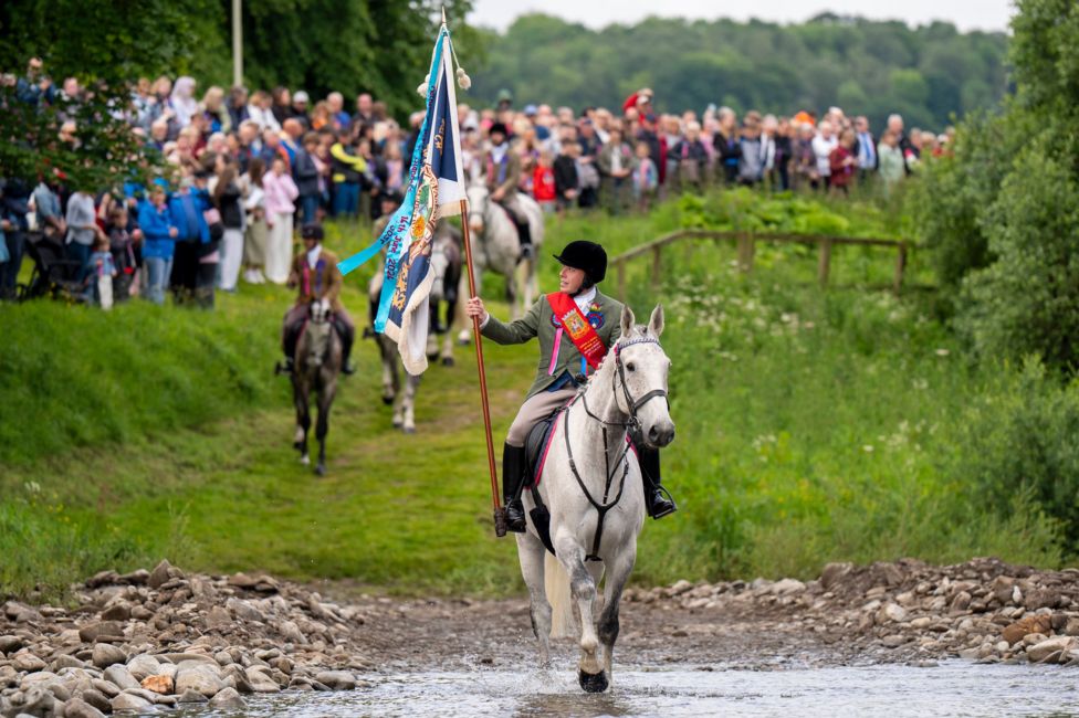 In pictures: River fording at Selkirk Common Riding - BBC News