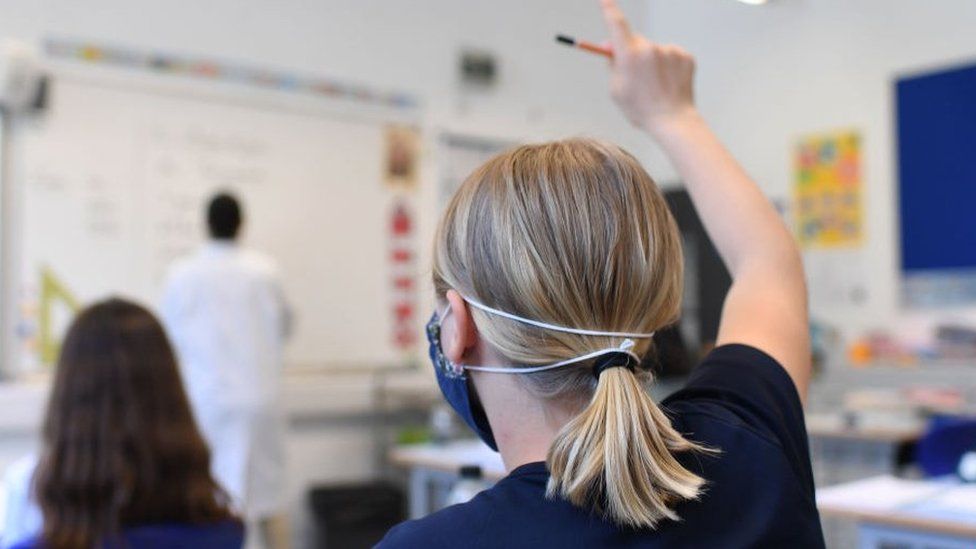 Ysgolion yn dal i ddod i'r afael ag effaith y pandemig - BBC Cymru Fyw