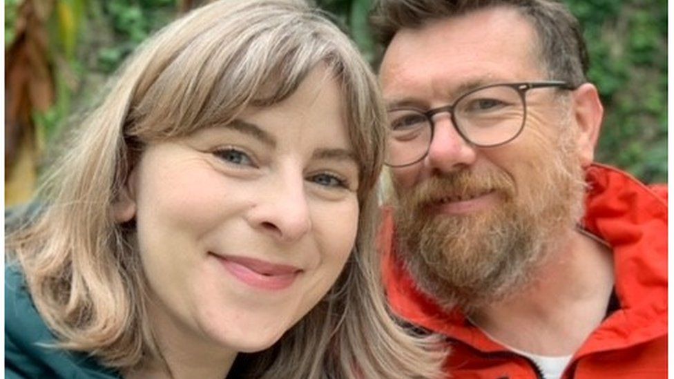 Covid hir: Gwersi canu opera i helpu cleifion - BBC Cymru Fyw