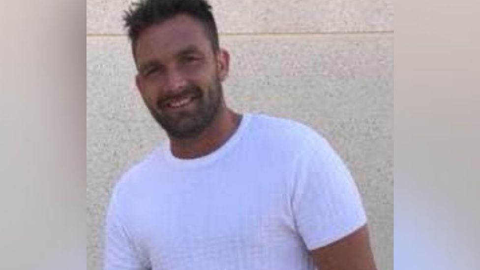 Bawtry crash: Tributes paid to man who died when car hit tree - BBC News