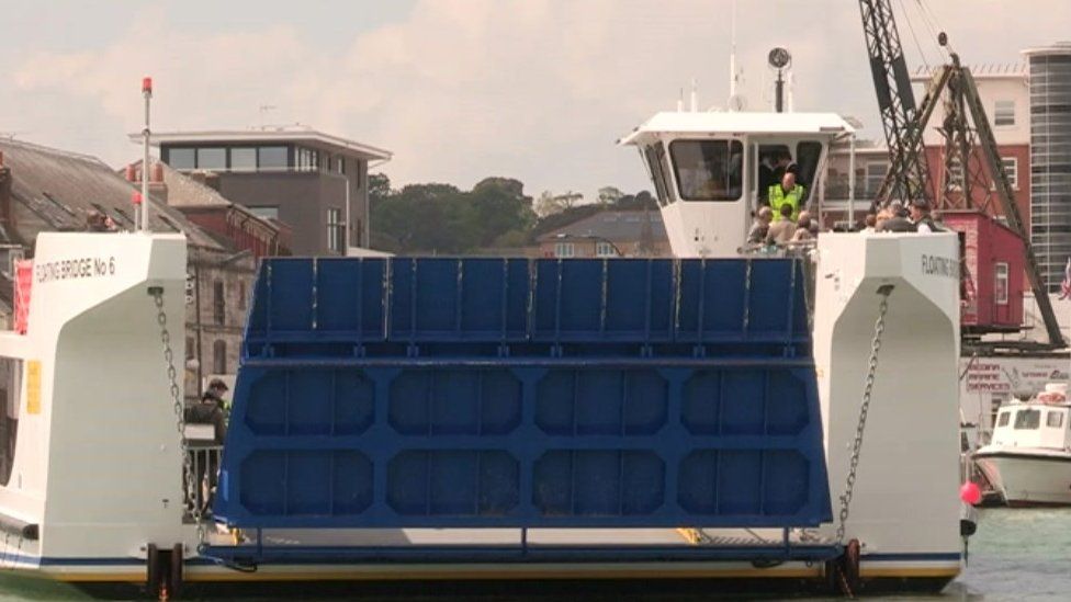 Cowes 'floating bridge': Makers insist ferry 'will succeed' - BBC News