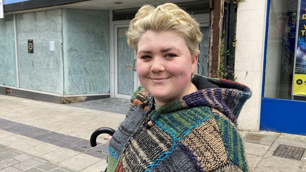 'Newid natur y stryd fawr draddodiadol yn anochel' - BBC Cymru Fyw