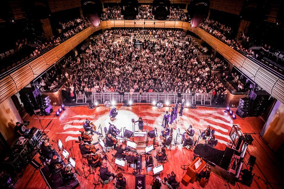 BBC Proms: Self Esteem shines as Sage Gateshead hosts festival - BBC News