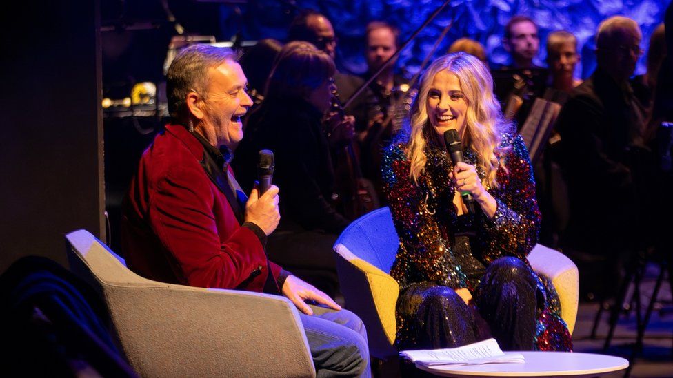 Elin Fflur: Cyflwyno, canu a Sir Fôn - BBC Cymru Fyw