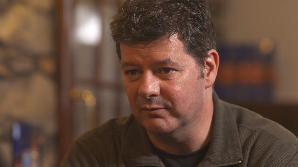 Ymchwil cudd: Hela moch daear 'mor boblogaidd ag erioed' - BBC Cymru Fyw