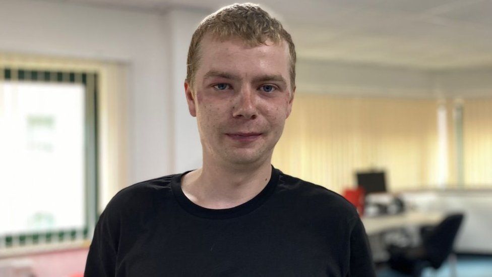 Heriau costau byw'n 'taro gwerthwyr Big Issue waethaf' - BBC Cymru Fyw