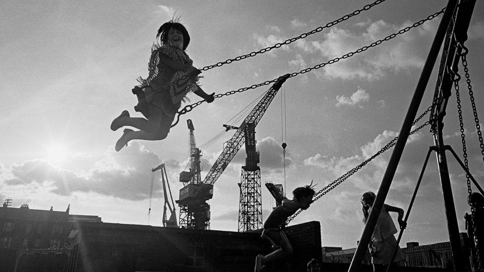 Do you know the people in these pictures of tenement life? - BBC News