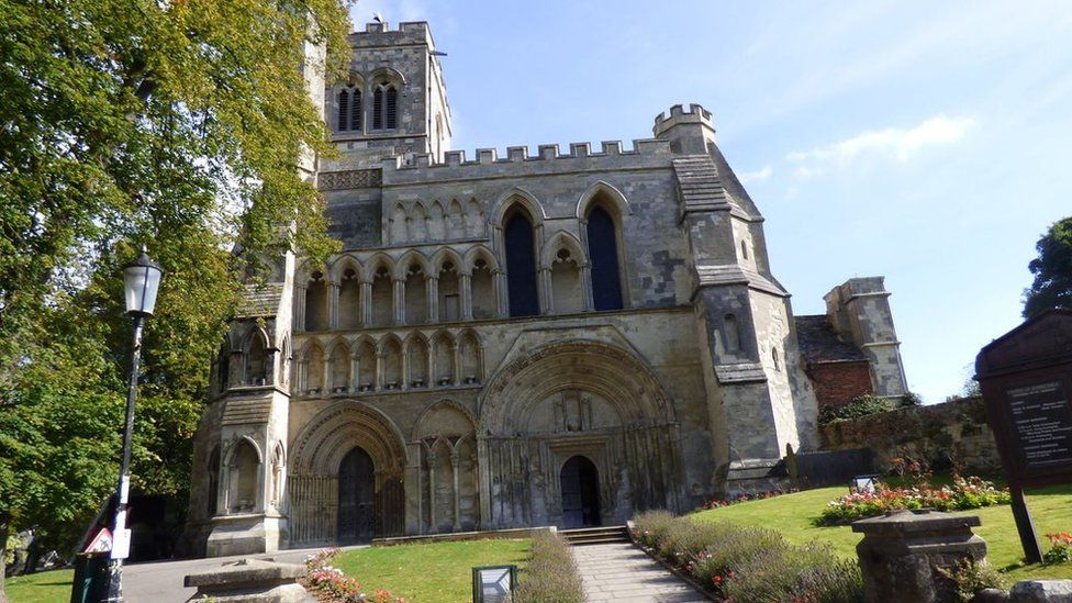 Dunstable Priory church was once much larger, says survey - BBC News