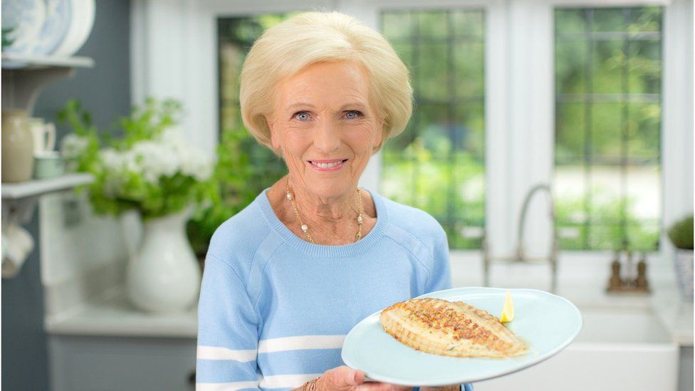 Mary Berry was once arrested at airport and put in a cell - BBC News