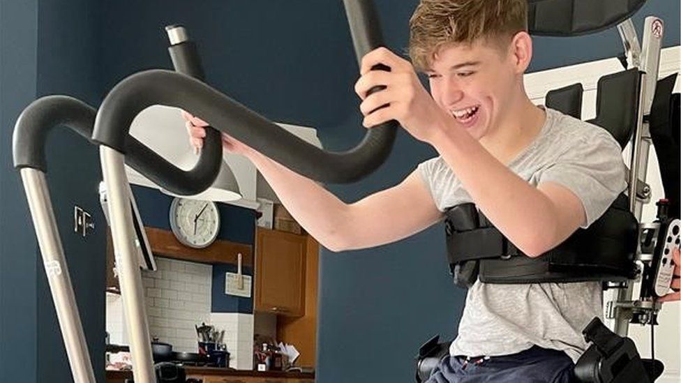 Machine offers hope to Portsmouth teen with cerebral palsy - BBC News
