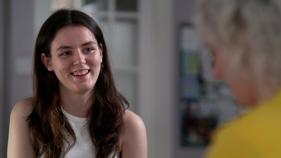 Alex Humphreys: 'Da ni angen siarad am epilepsi' - BBC Cymru Fyw