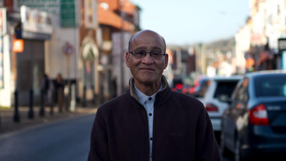 L﻿ending a helping hand in Lye - BBC News